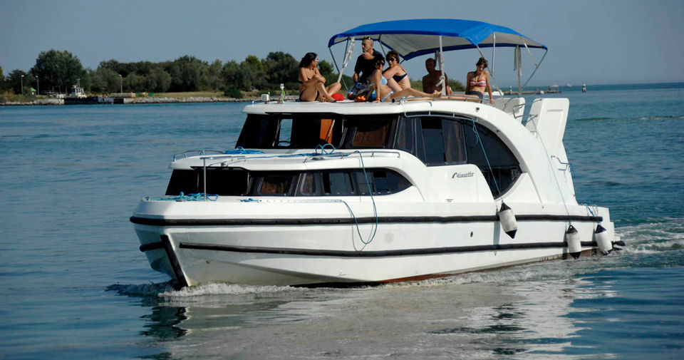 Houseboat Minuetto 6 Plus 2009 in Casale sul Sile, Italy for hire