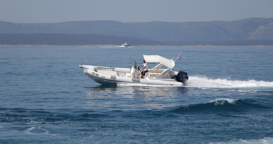 RIB Bat 745 FB 2002 Bat artik 745 in Bol, Croatia for hire