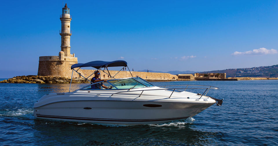 Speedboat Sea Ray Weekender 215 2005 Sniper in Chania, Greece for hire